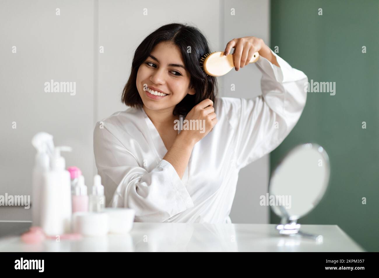 Woman thick hair beauty comb hi-res stock photography and images - Alamy