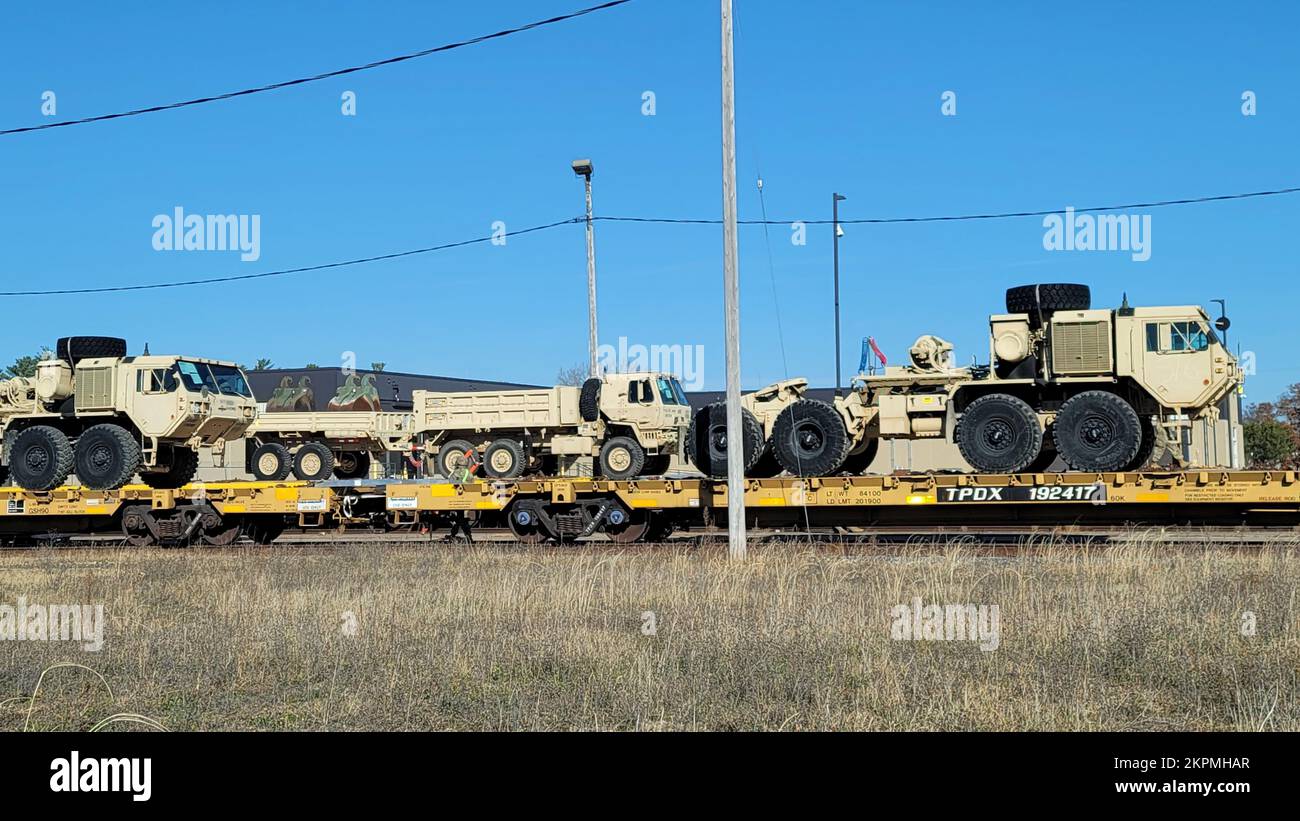 Soldiers with the Army Reserve’s 411th Engineer Company load railcars ...
