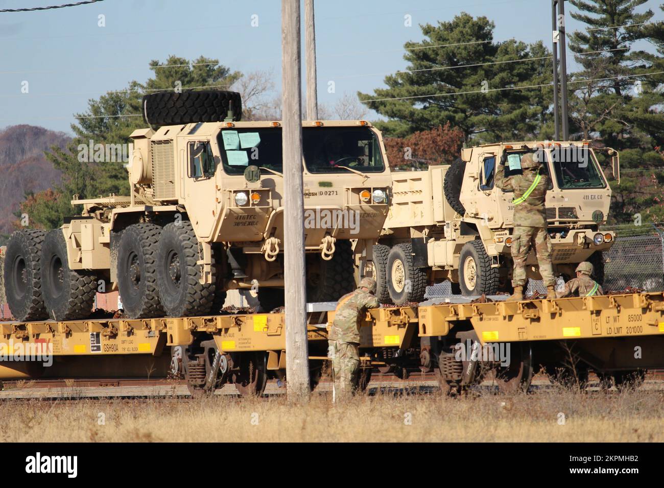 Soldiers with the Army Reserve’s 411th Engineer Company load railcars ...
