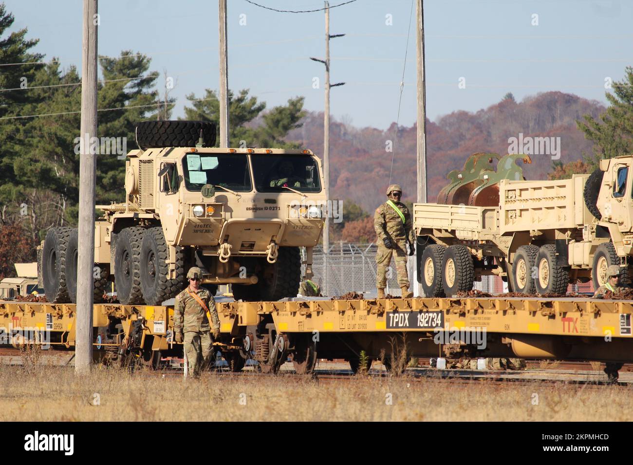 Soldiers with the Army Reserve’s 411th Engineer Company load railcars ...