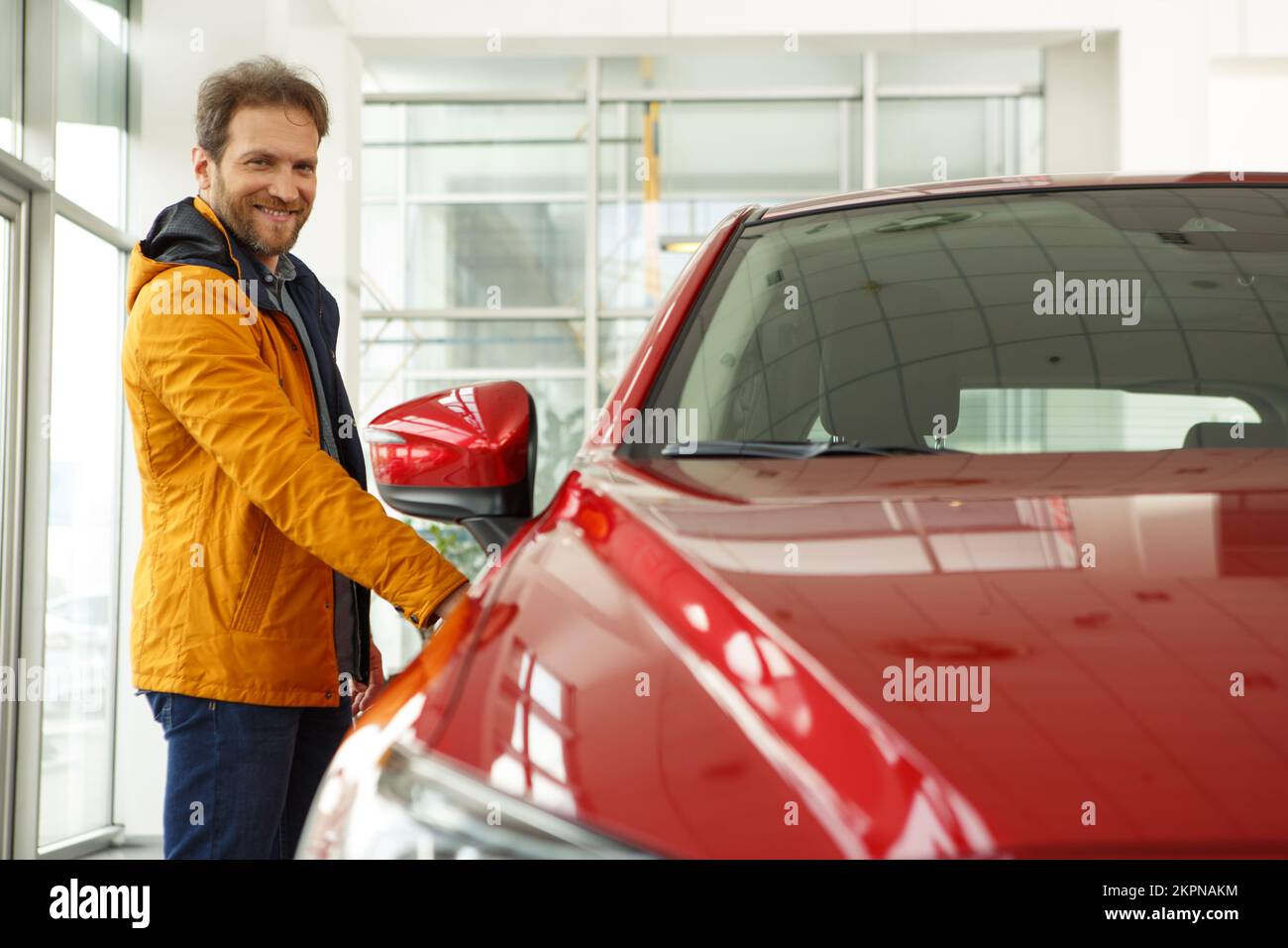 Car center hi-res stock photography and images - Alamy