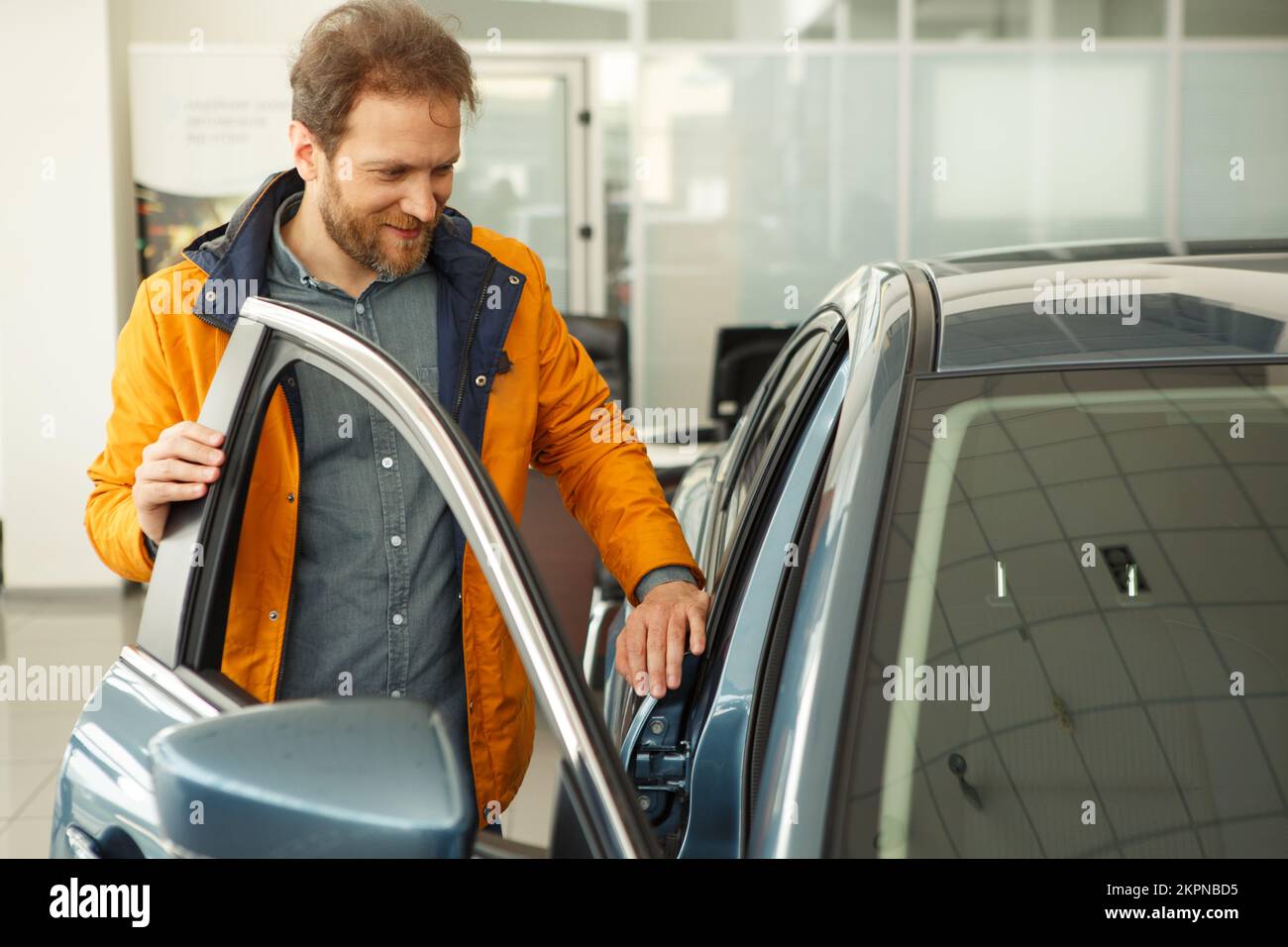 Car center hi-res stock photography and images - Alamy