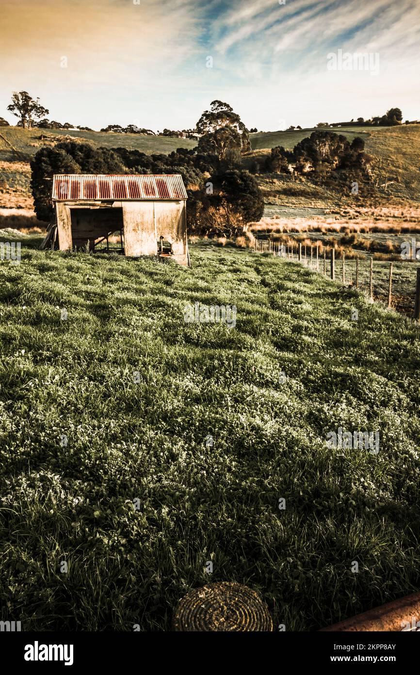 Run down country house australia hi-res stock photography and images ...