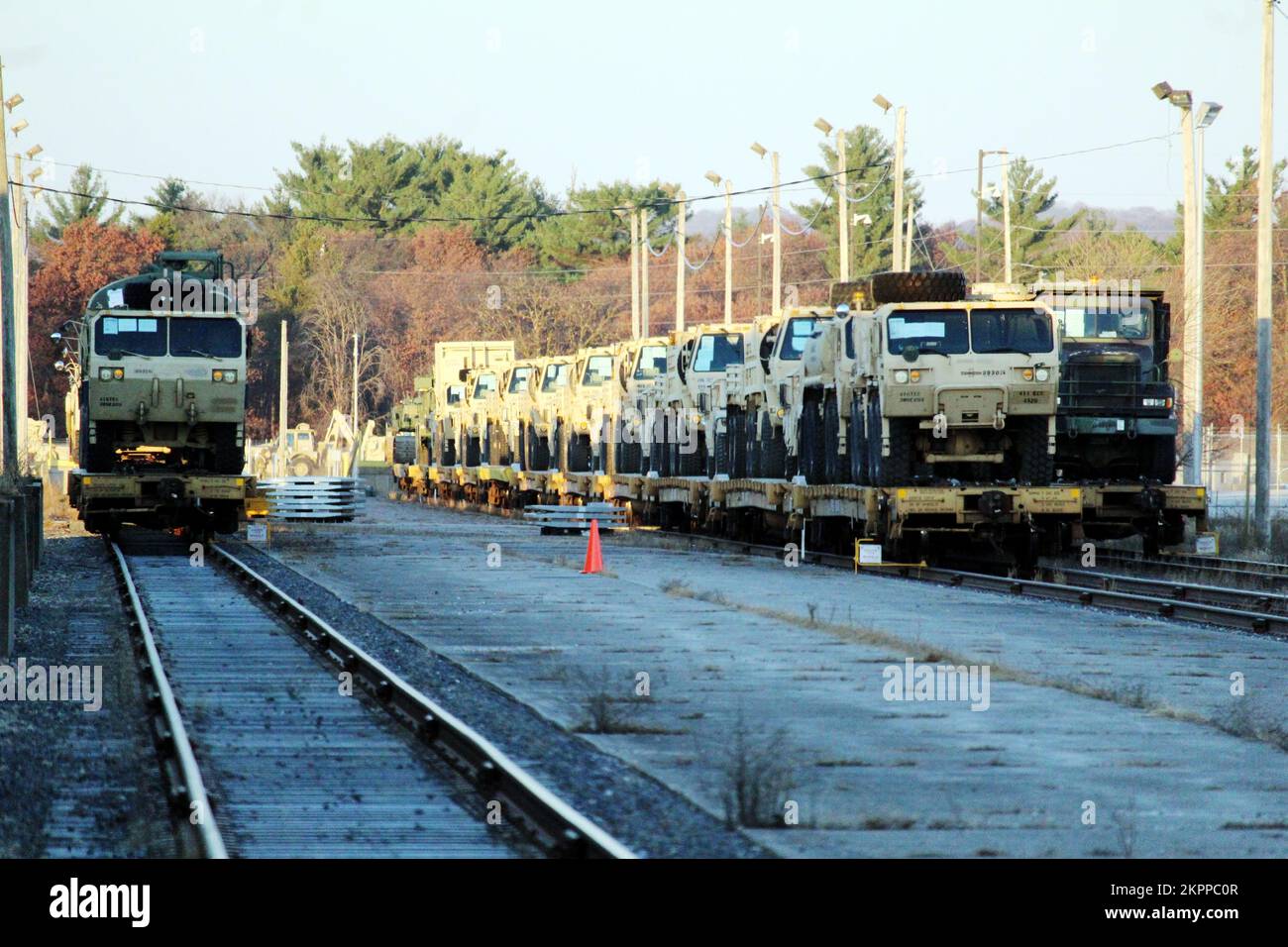 Soldiers with the Army Reserve’s 411th Engineer Company load railcars ...
