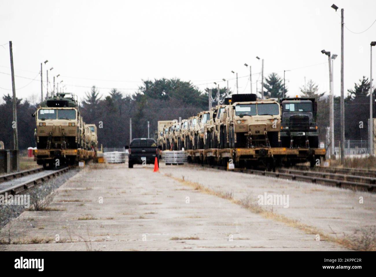 Soldiers with the Army Reserve’s 411th Engineer Company load railcars ...