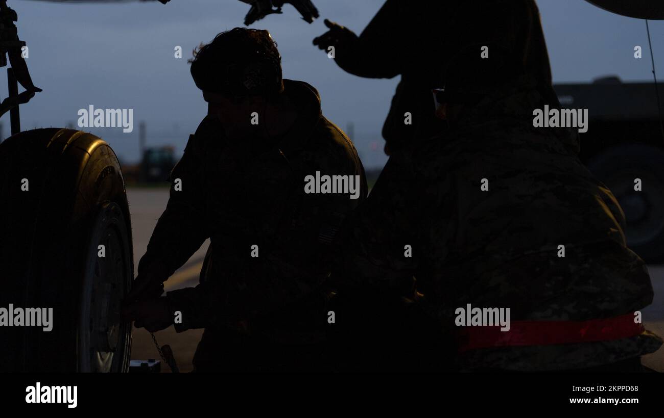F-15E Strike Eagle aircraft maintainers assigned to the 494th Fighter ...