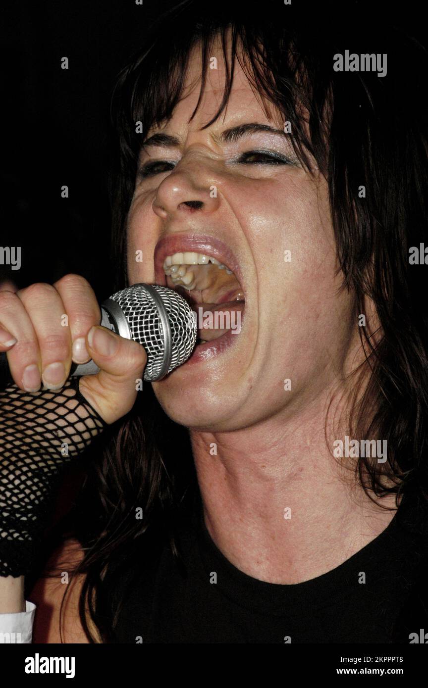 JULIETTE LEWIS AND THE LICKS, SWEATY PUNK GIG, 2005: Hollywood actress ...