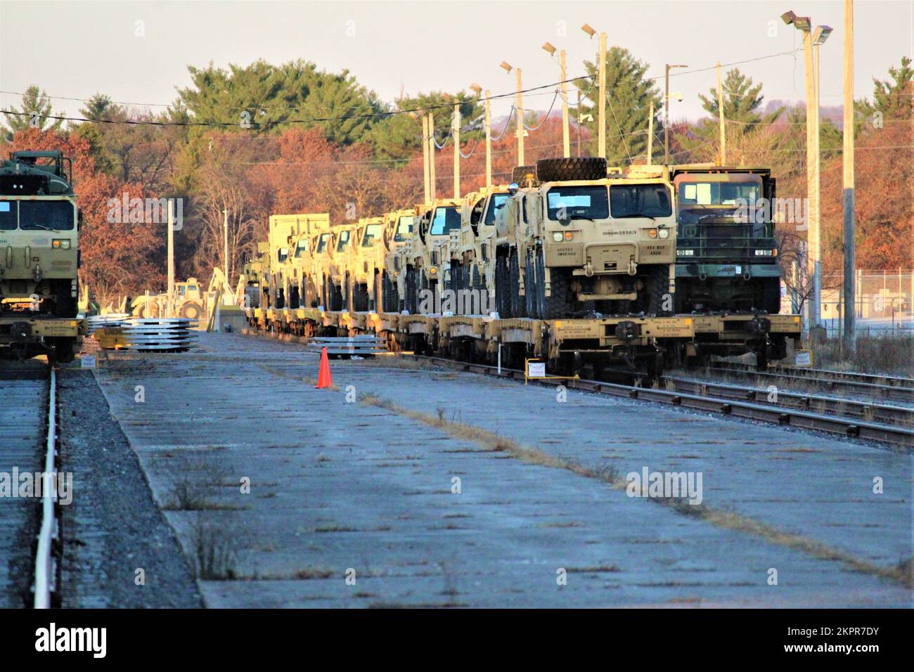 Soldiers with the Army Reserve’s 411th Engineer Company load railcars ...