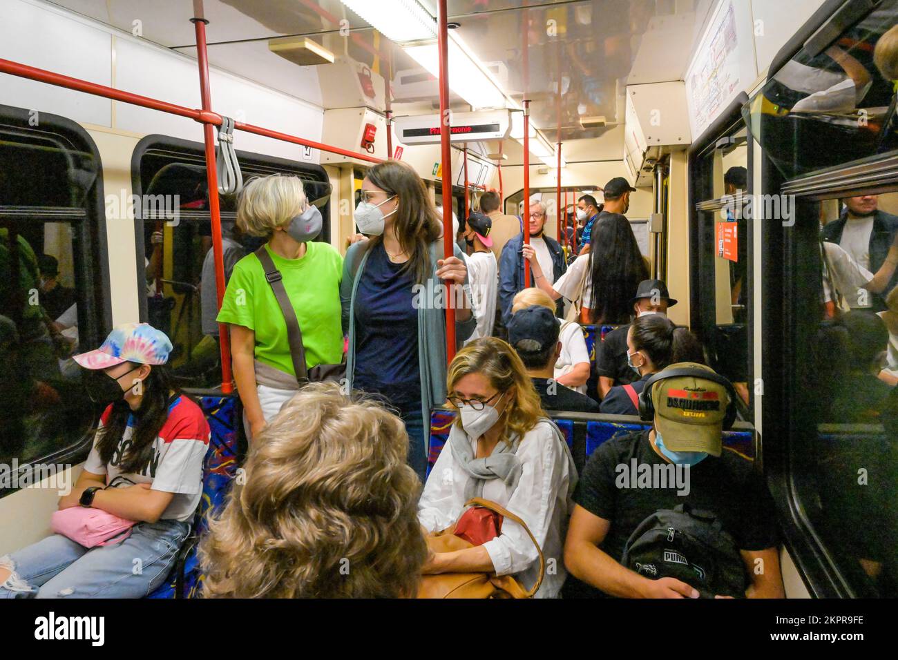 Passagiere, U-Bahn, Essen, Nordrhein-Westfalen, Deutschland Stock Photo ...