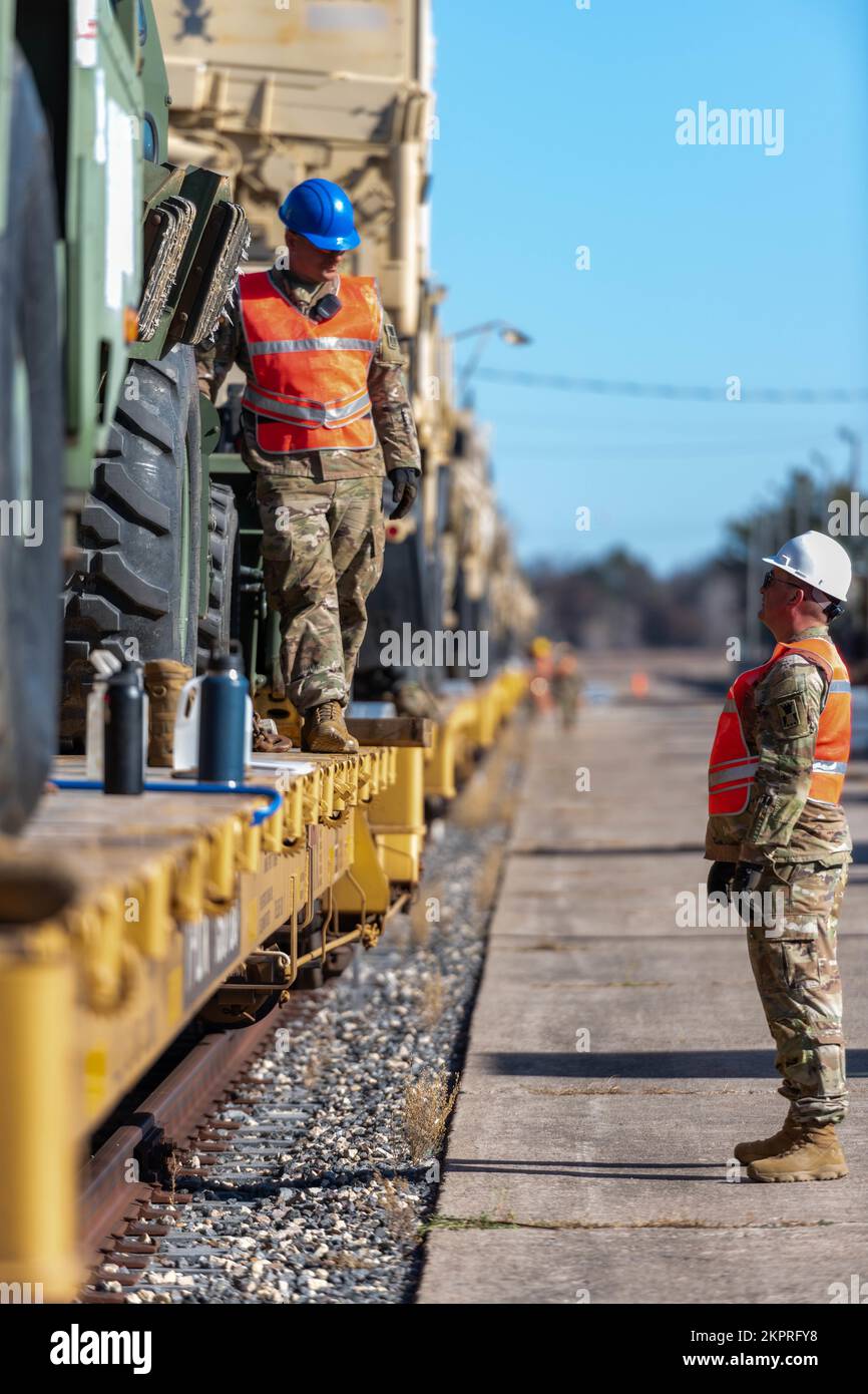 Army Reserve’s 411th Engineer Company loaded railcars with army ...