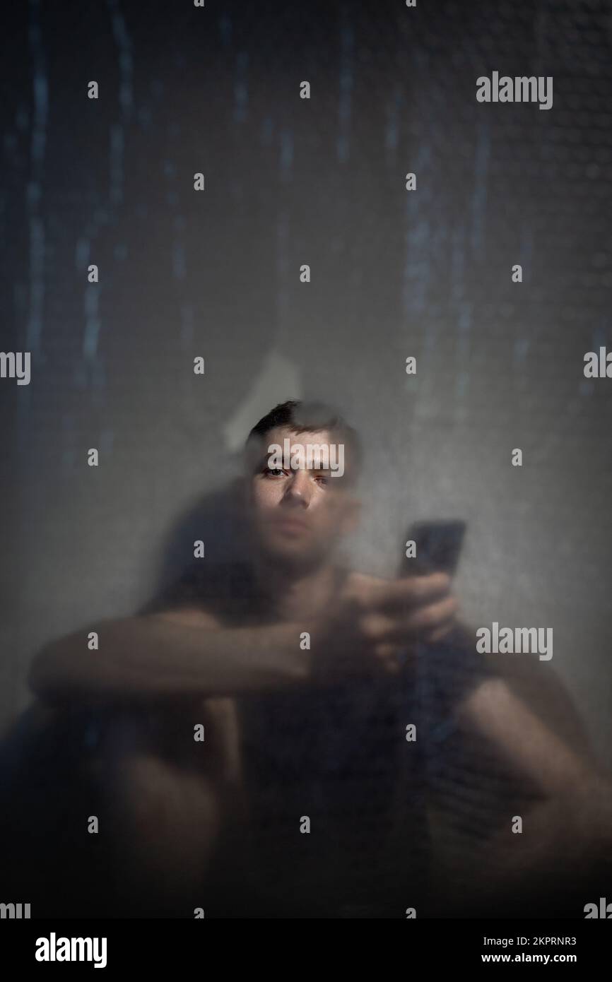 Peeping through hands hi-res stock photography and images - Alamy