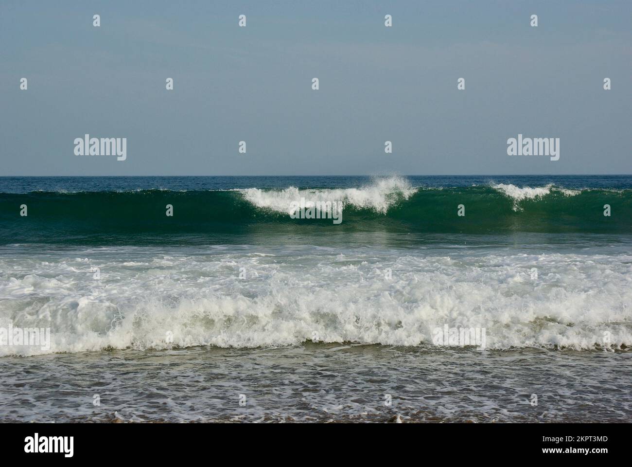 Cresting wave hi-res stock photography and images - Alamy