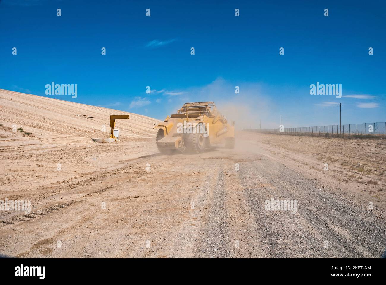 Caterpillar tractor working dirty moving hi-res stock photography and ...