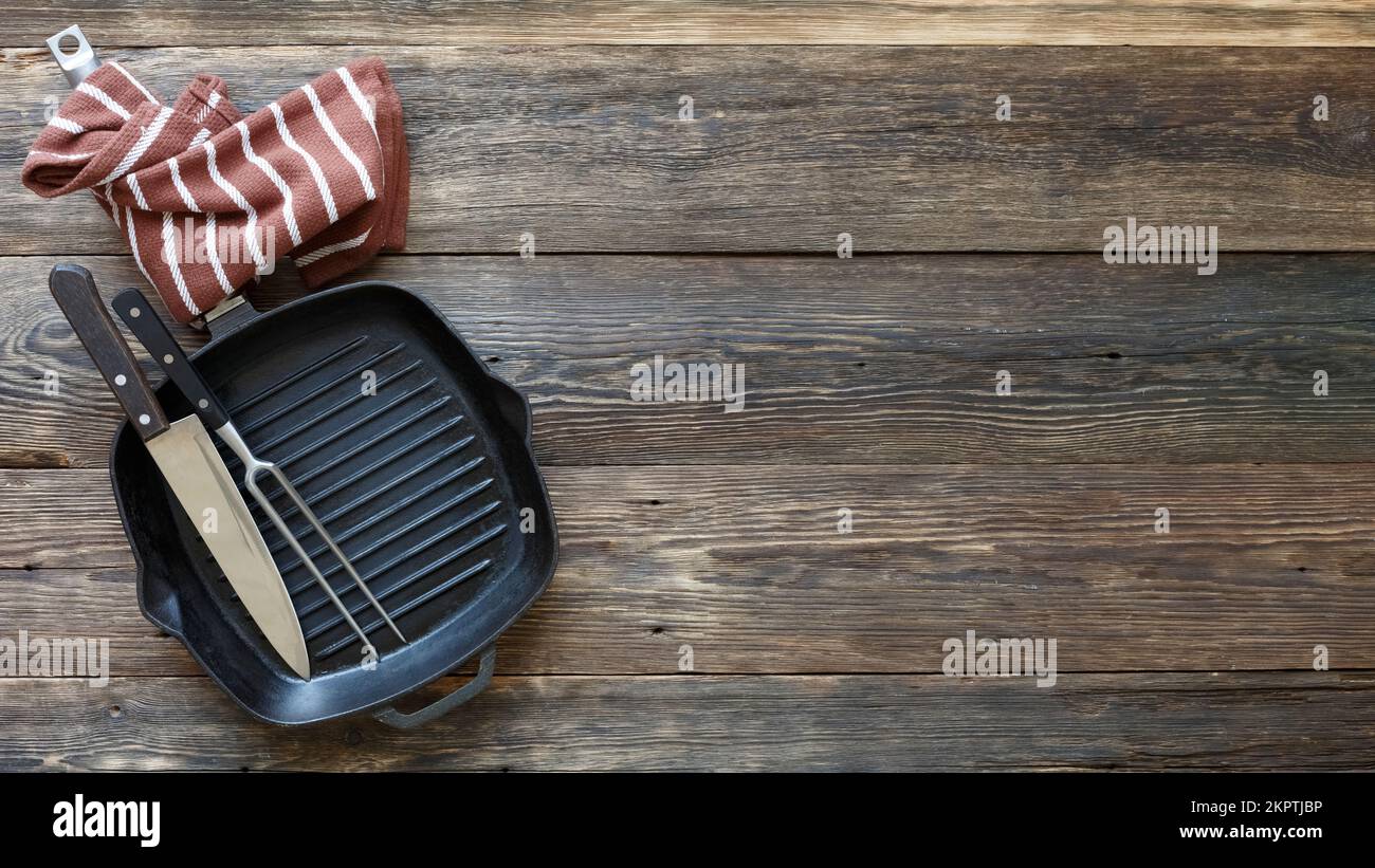 Empty grill pan on wooden table, top view, banner, copy space Stock ...