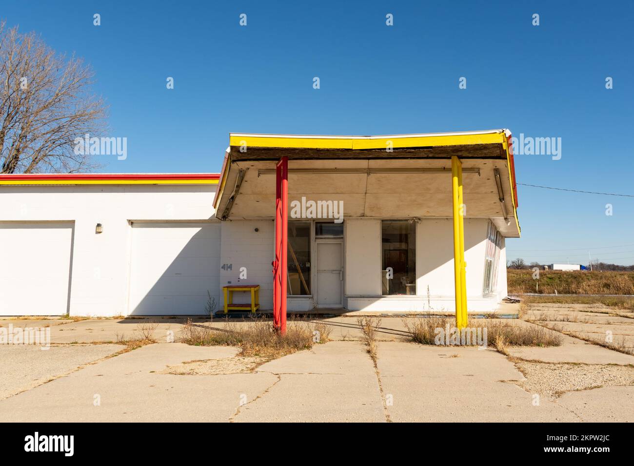 Old abandoned rural gas station in the afternoon sun Stock Photo - Alamy