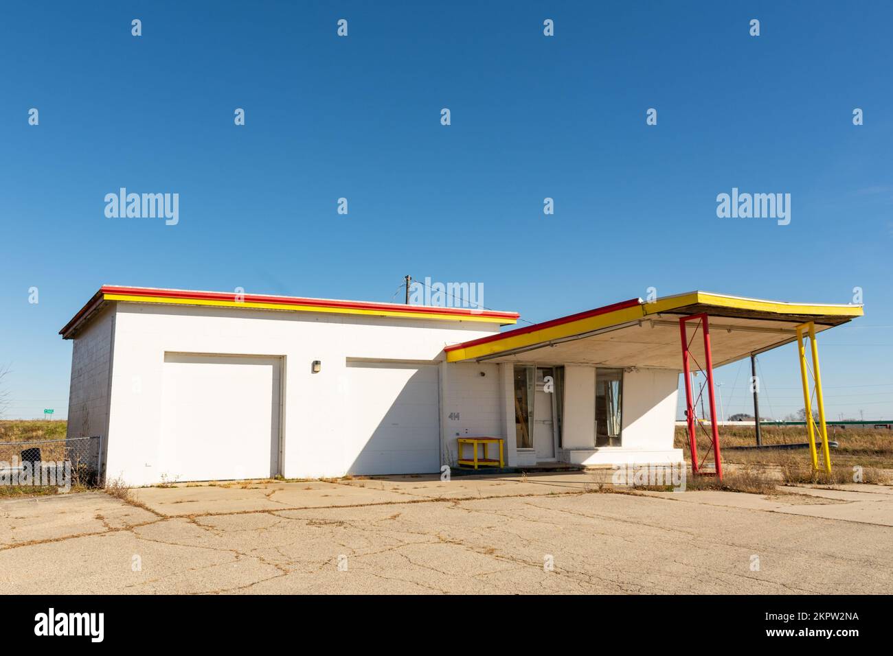 Old abandoned rural gas station in the afternoon sun Stock Photo - Alamy