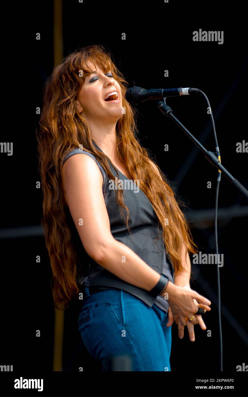 Alanis morissette singer hi-res stock photography and images - Alamy