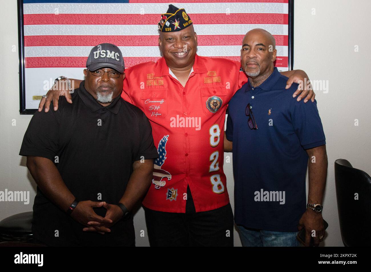 Veterans of all branches of the U.S. Armed Forces pose for a group ...
