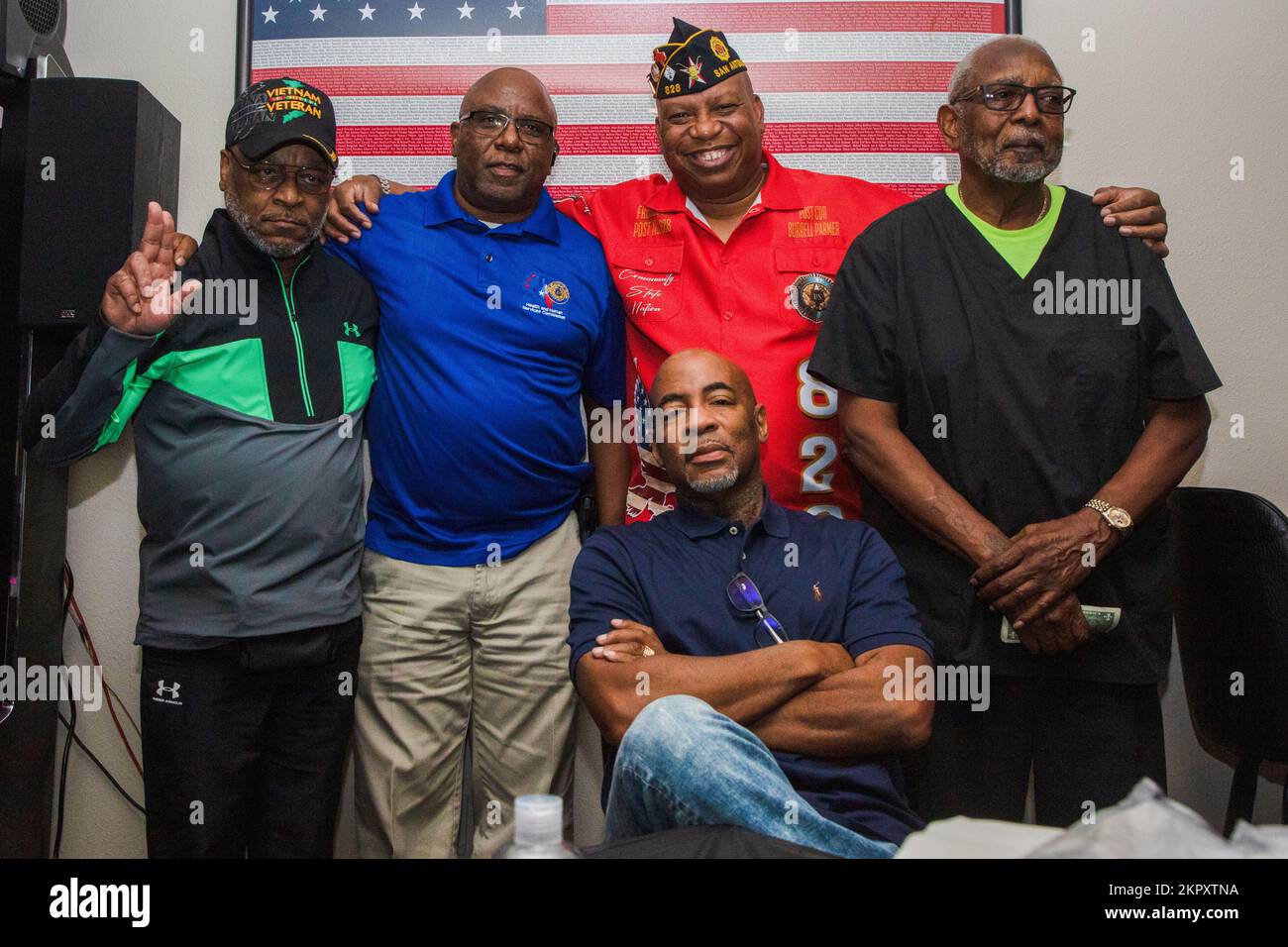Veterans of all branches of the U.S. Armed Forces pose for a group ...
