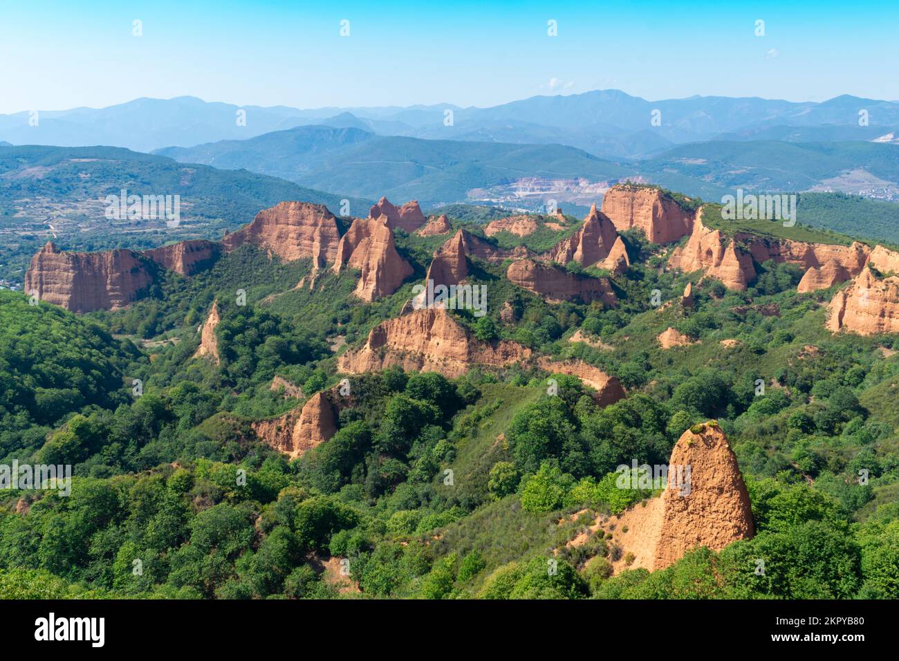 Rock formations of Las Medulas, ancient Roman gold mine in el Bierzo ...