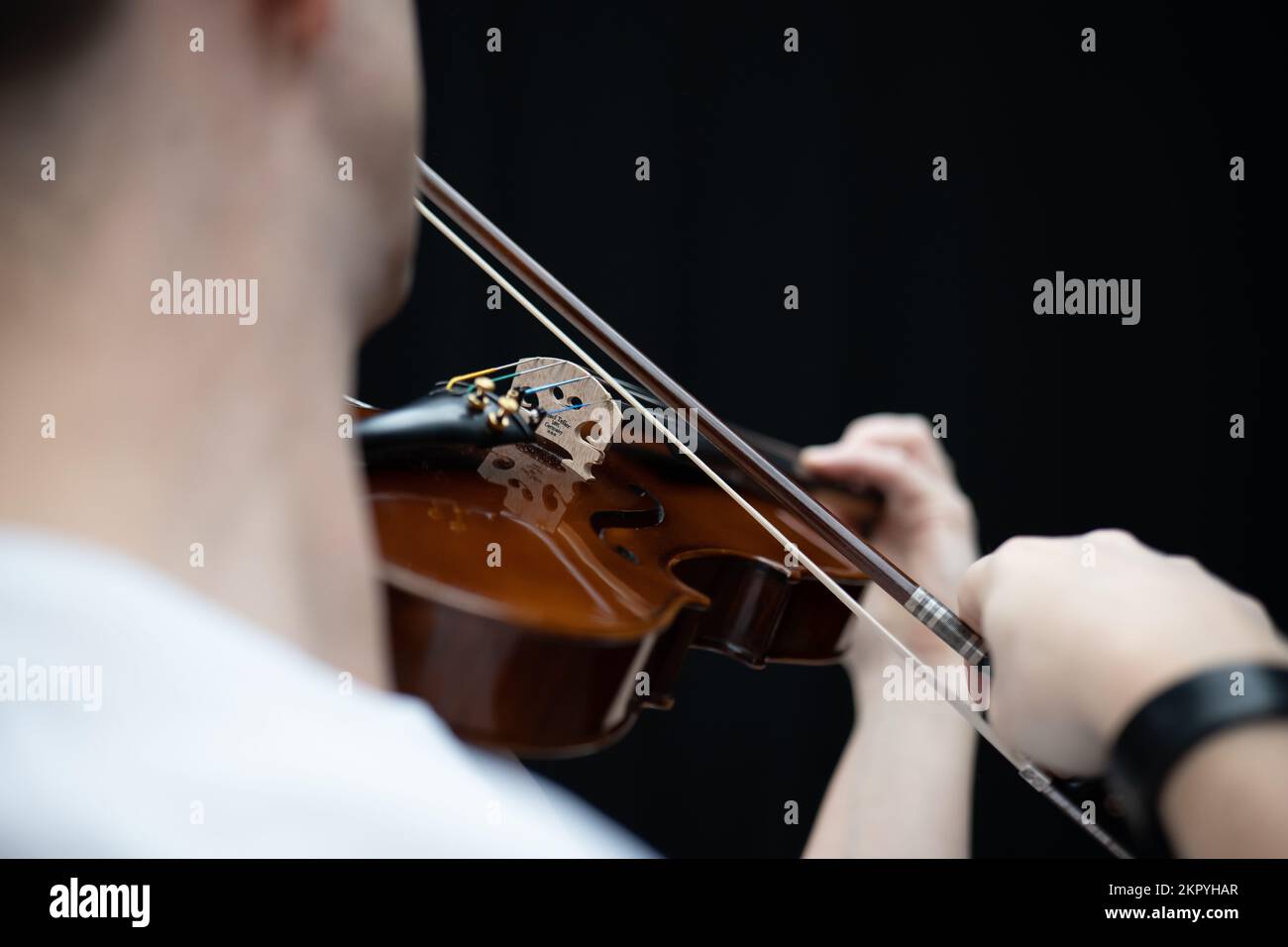 Musician with violin art hi-res stock photography and images - Alamy