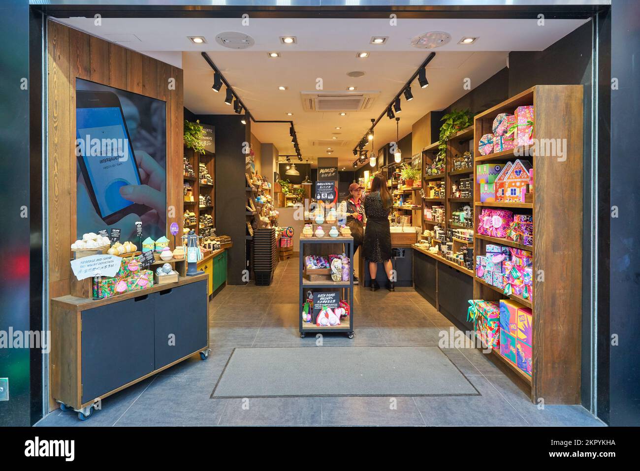 Shampoos for sale shelf hi-res stock photography and images - Alamy