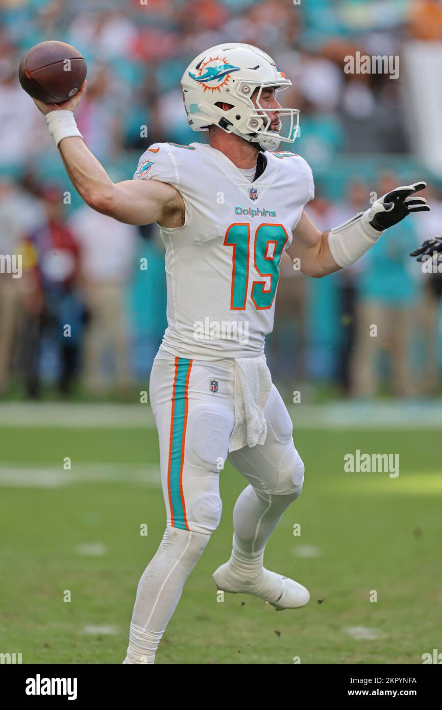 Passes drops back hi-res stock photography and images - Alamy