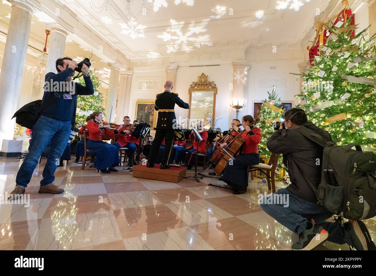 Musicians play in the Grand Foyer as photographers cover the 2022 White ...