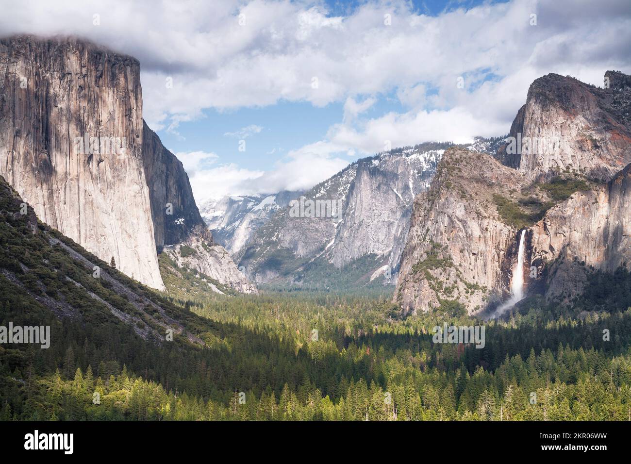 Tunnel View, a famous viewpoint of Yosemite Valley with El Capitan and ...