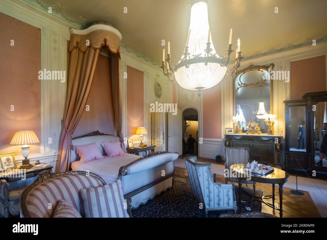 Luxurious bedroom of Baroness Rothschild in De Haar Castle, Utrecht ...