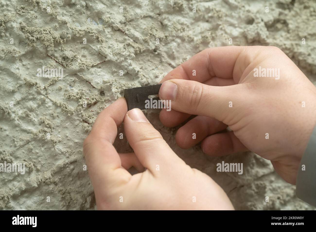 Metal guides for leveling the wall with concrete mortar, installation ...