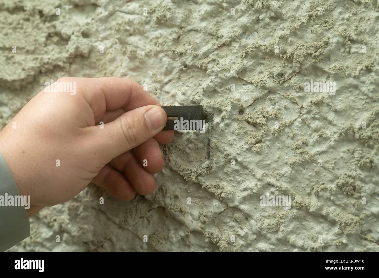 Metal guides for leveling the wall with concrete mortar, installation ...