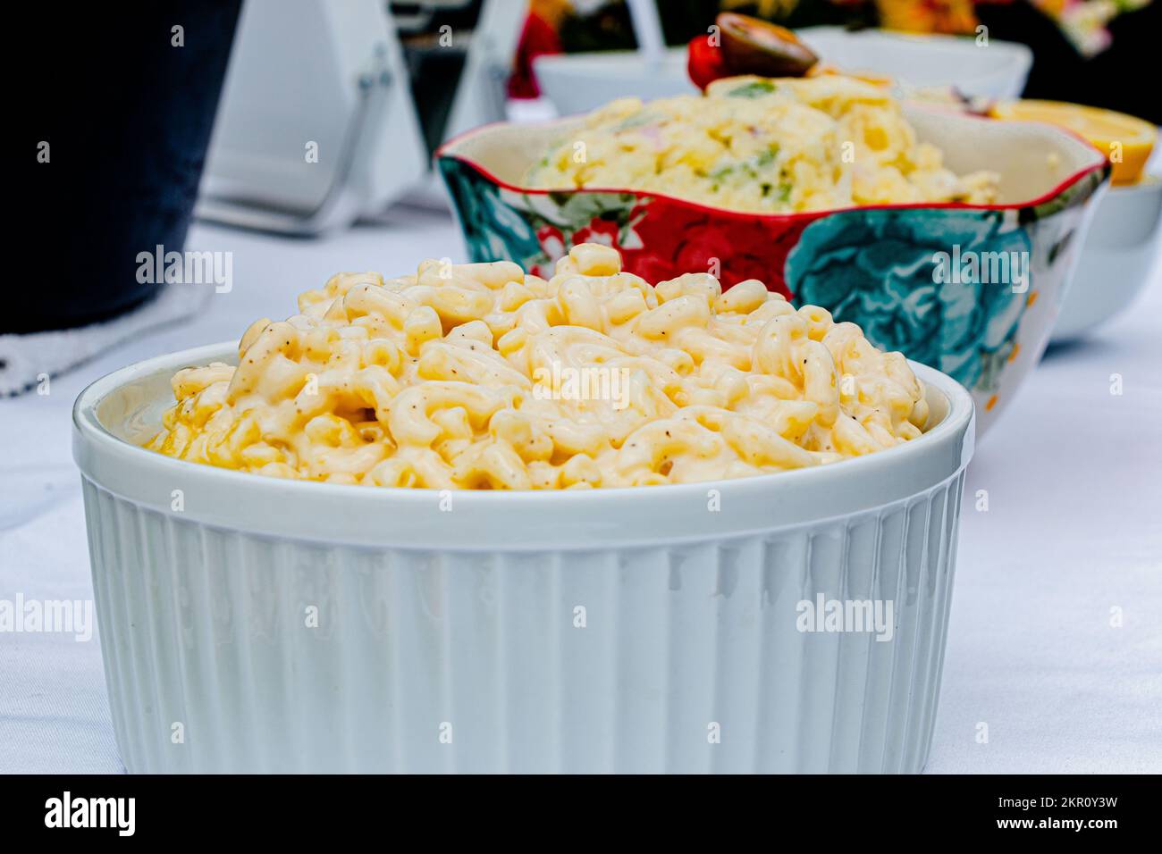 Sunday BBQ Set Mac & Cheese Stock Photo - Alamy