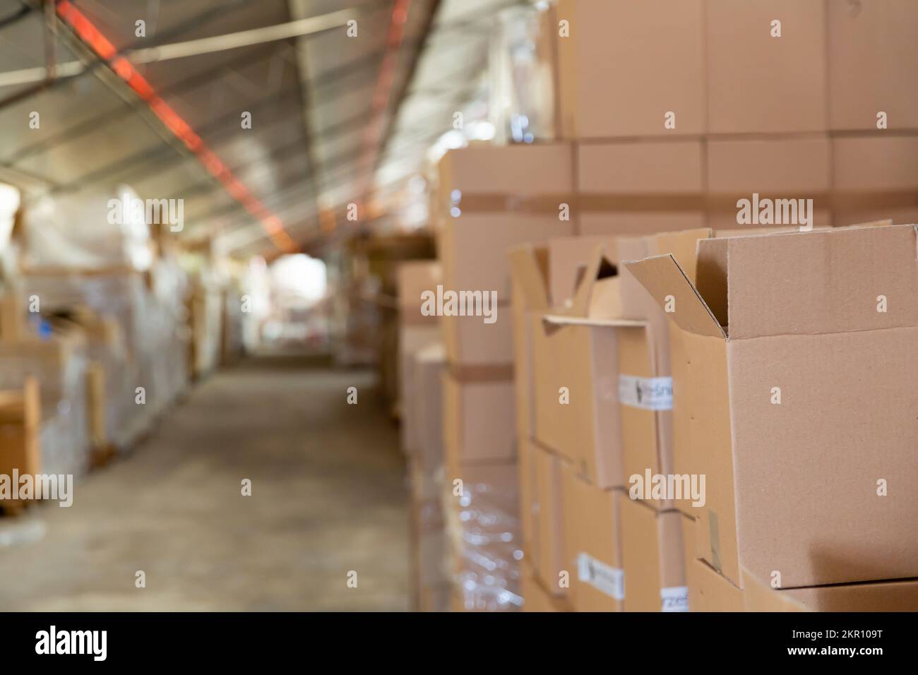 Lots of cardboard boxes in fulfillment center Stock Photo - Alamy