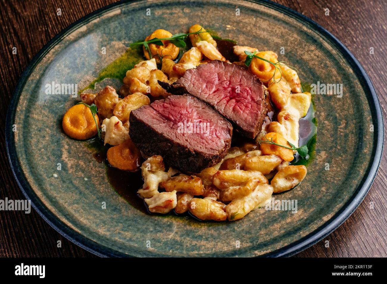 Medium rare steak hi-res stock photography and images - Alamy