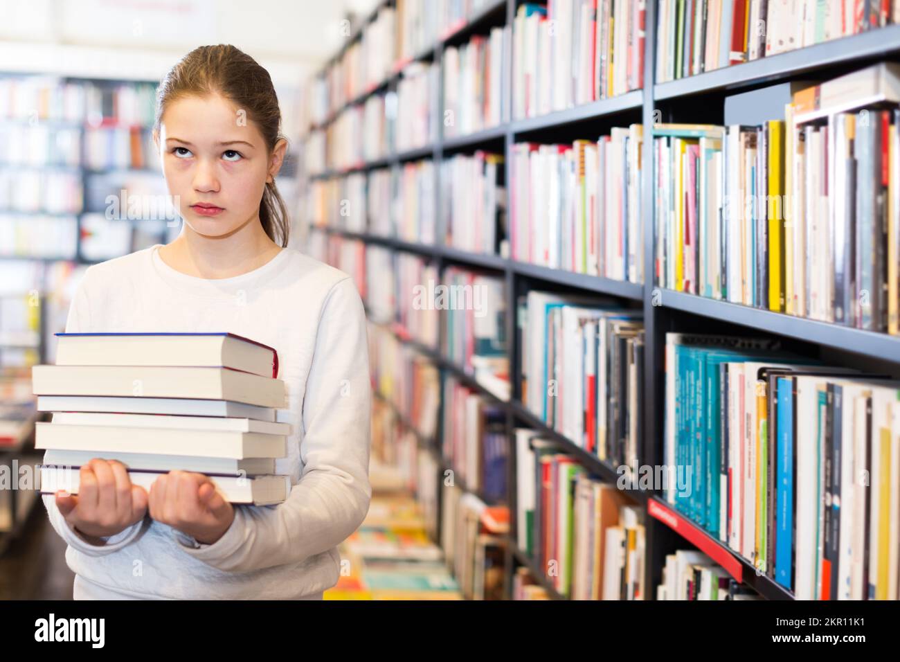 child standing in library Stock Photo - Alamy