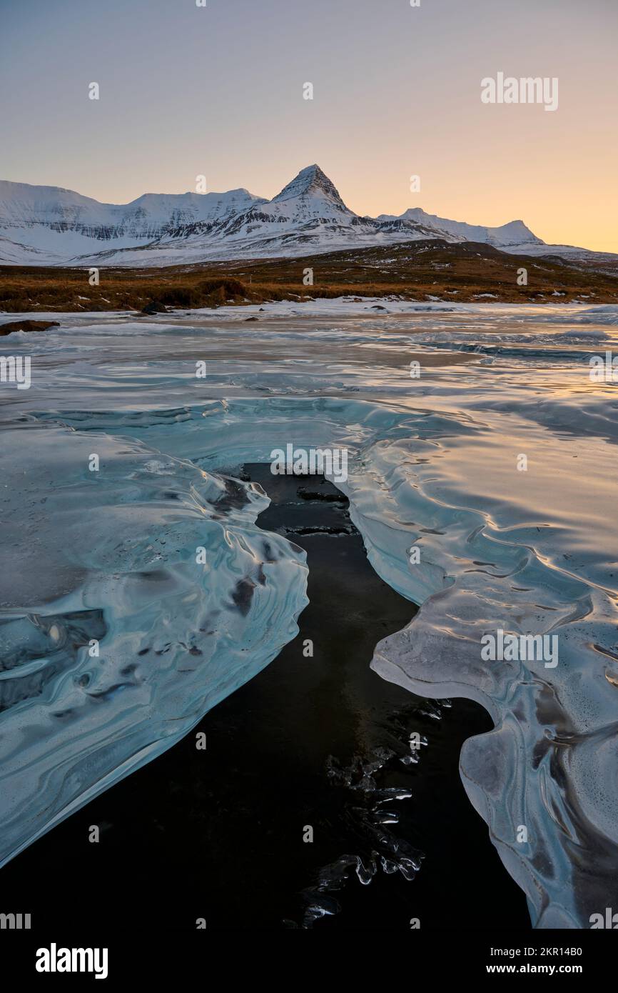 Split in river hi-res stock photography and images - Alamy