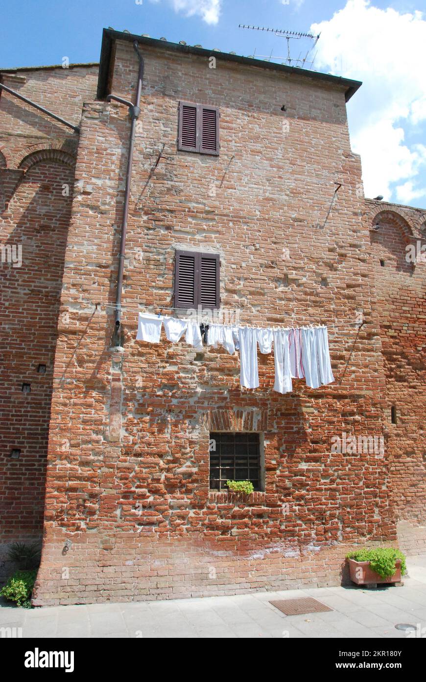 Washing line hanging from building in Tuscany Stock Photo - Alamy