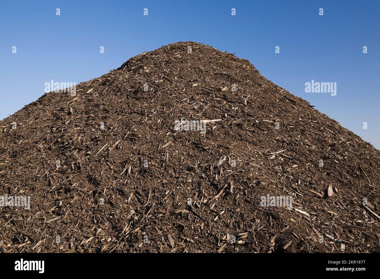 Mound of tree bark shavings in commercial sandpit Stock Photo - Alamy