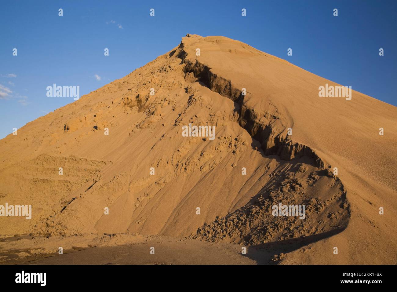Mound of sand in commercial sandpit Stock Photo - Alamy