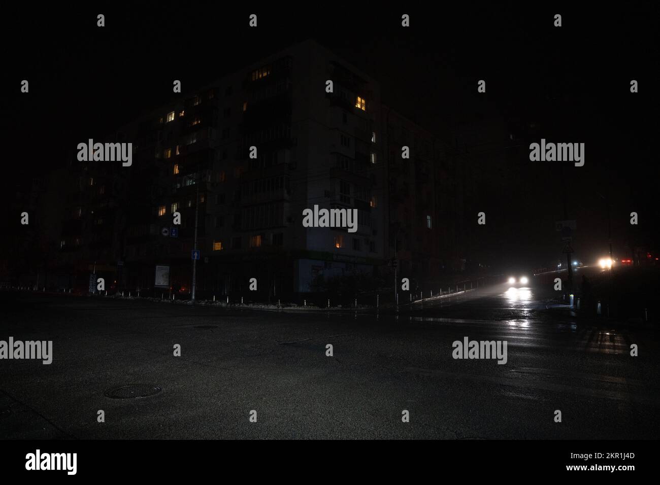 Kyiv city in blackout after russian missile attack. Town without power ...