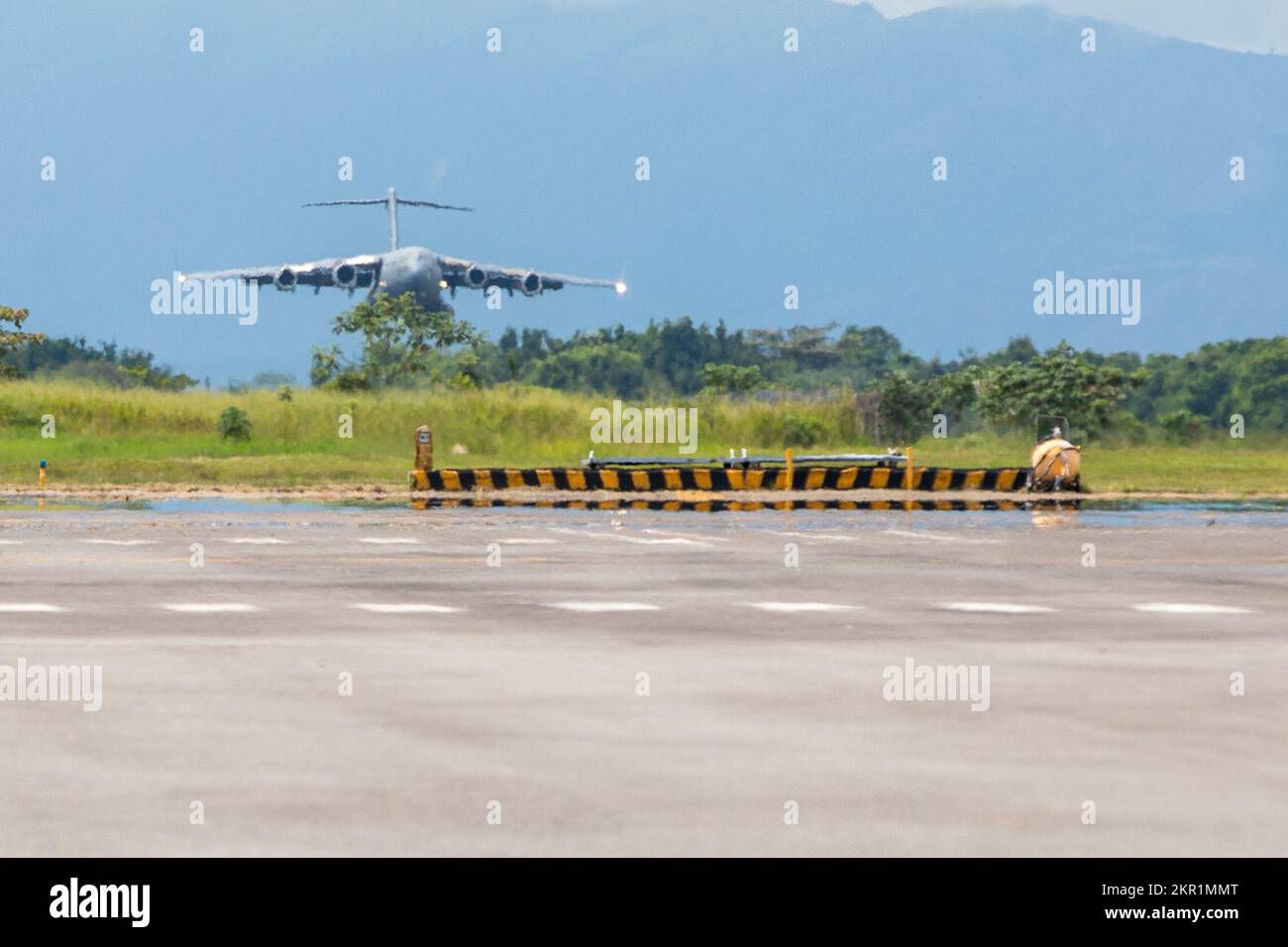 A New York Air National Guard C-17 carrying Illinois Army National ...