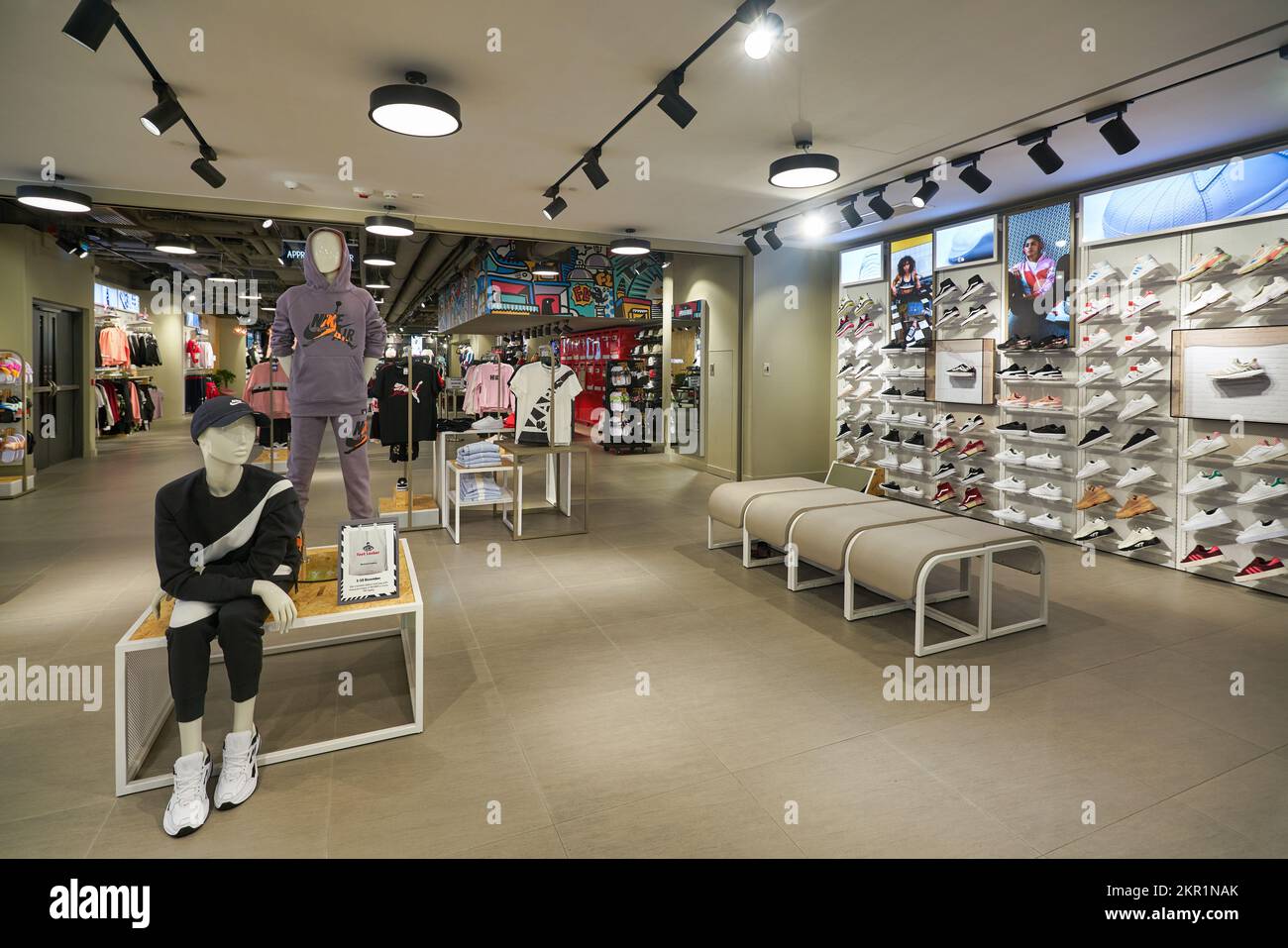 Foot locker store interior hi-res stock photography and images - Alamy