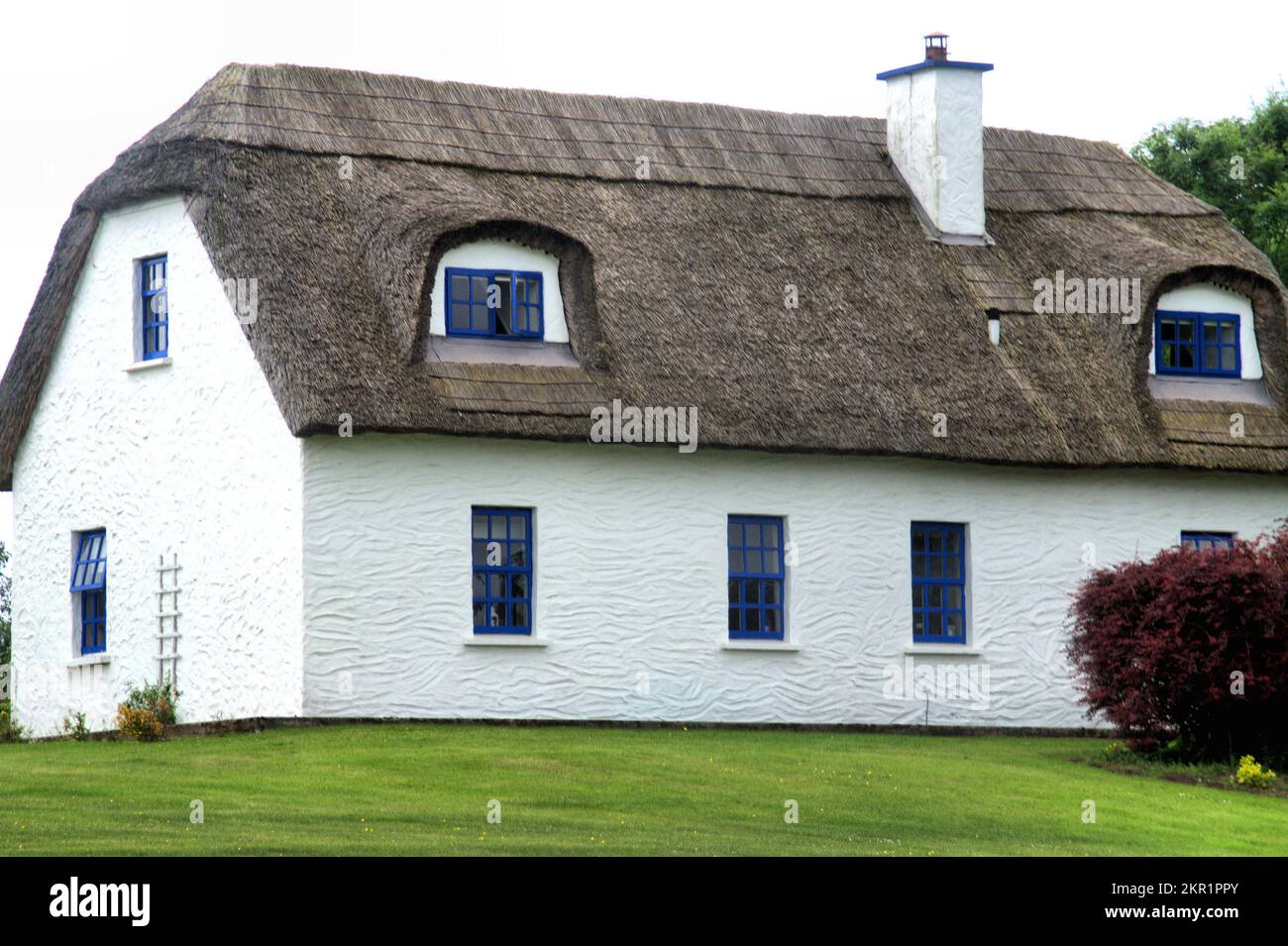 English Thatched Roof Cottage Stock Photo - Alamy