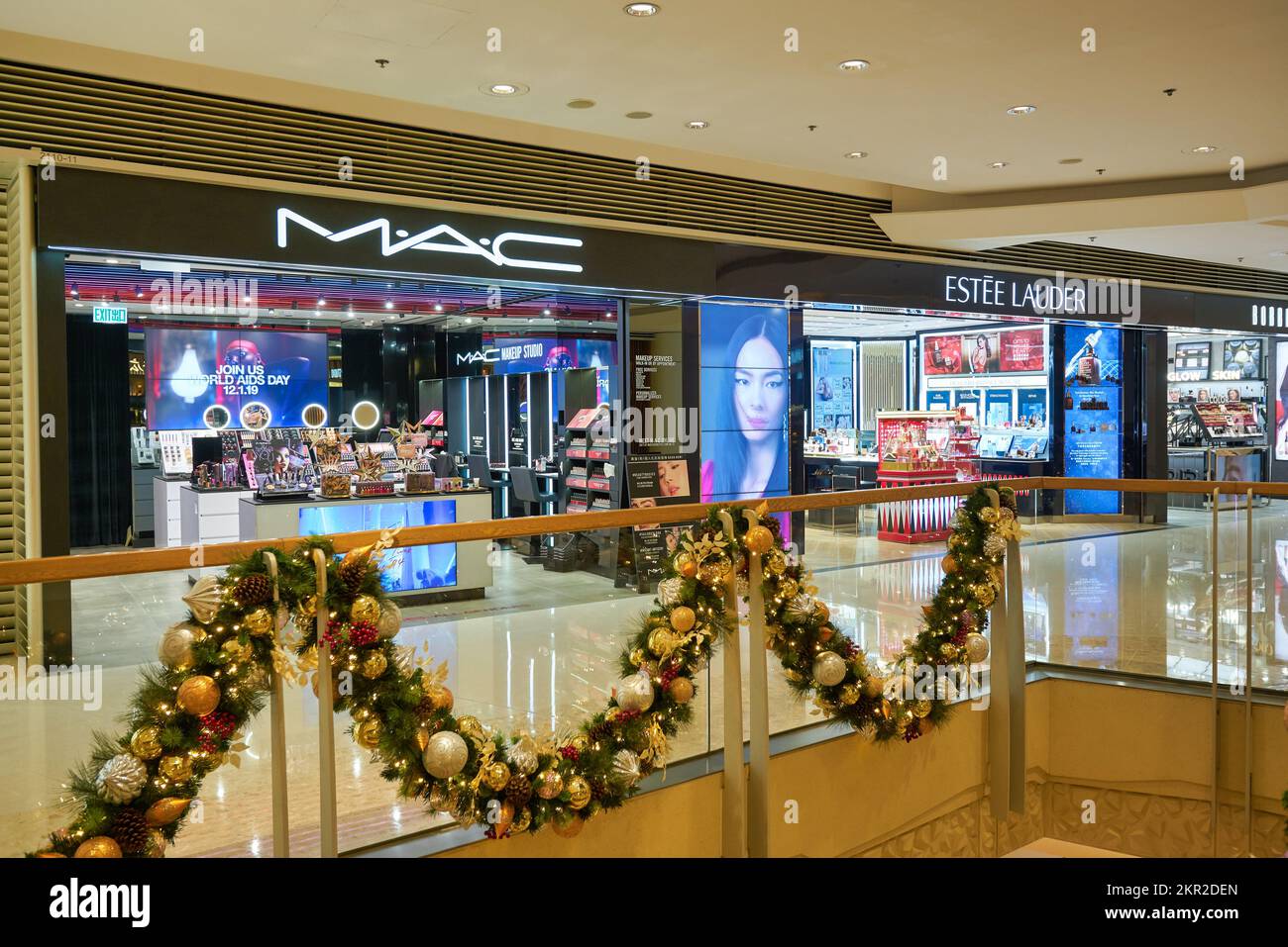 Mac make up storefront hi-res stock photography and images - Alamy