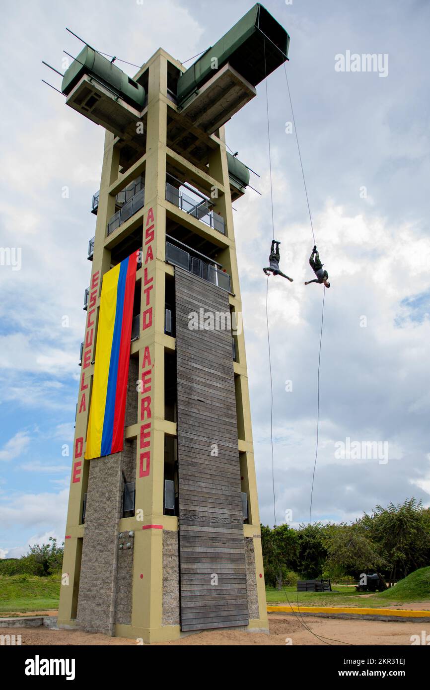 Colombian Army soldiers demonstrate proper Aussie rappel techniques to ...