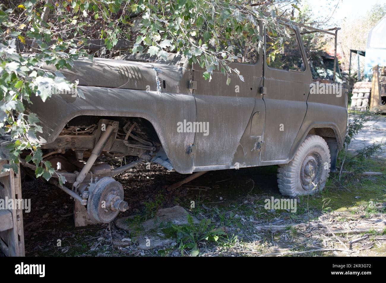 Broken abandoned rusty old vehicle. Retro damaged transportation Stock Photo - Alamy