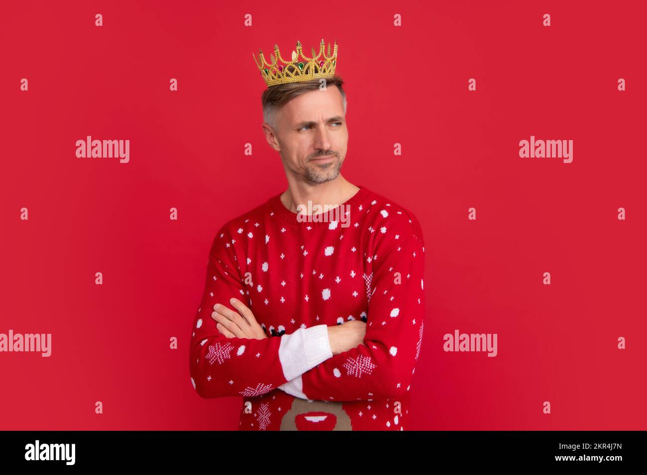Winter man in crown. Portrait of christmas santa man on red studio ...