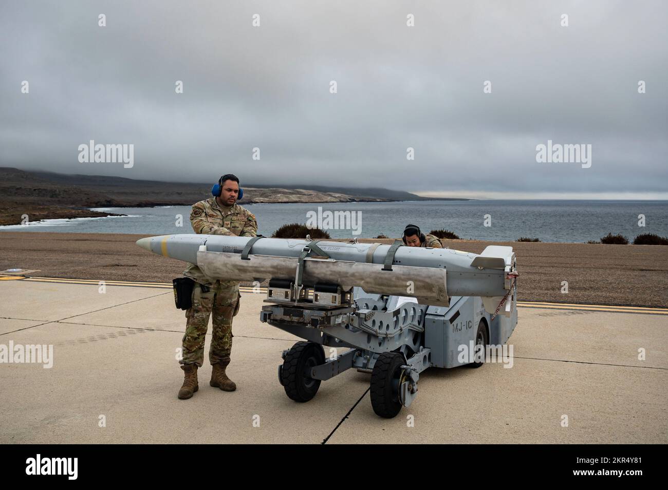 Weapons load crew Airmen, assigned to the 757th Aircraft Maintenance ...