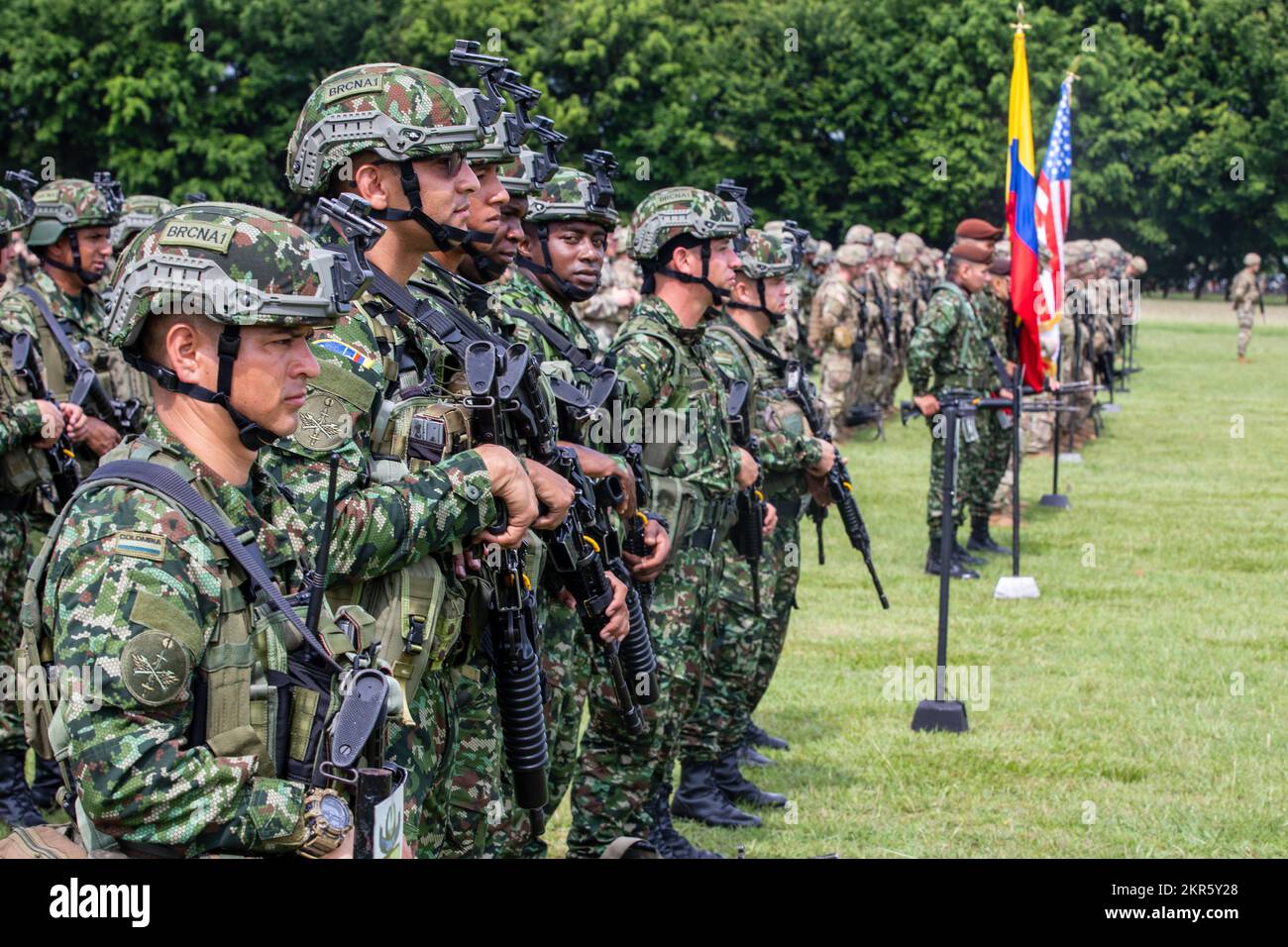 Colombian Army soldiers stand with Illinois Army National Guardsmen ...